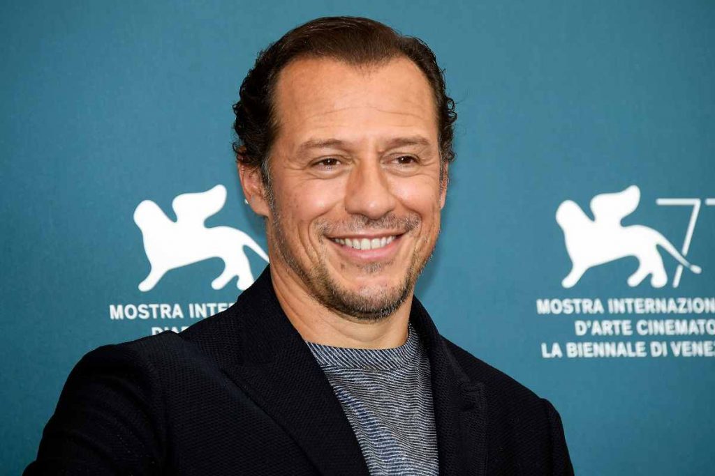 Stefano Accorsi oggi è così, ma spunta la foto del suo esordio (quasi ...